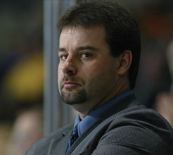 Jacques Beaulieu derrière le banc des Sea Dogs - LHJMQ