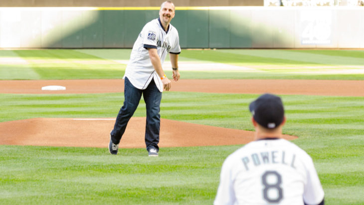 Thunderbirds' coach Konowalchuk throws ceremonial pitch at Mariners game - Western Hockey League